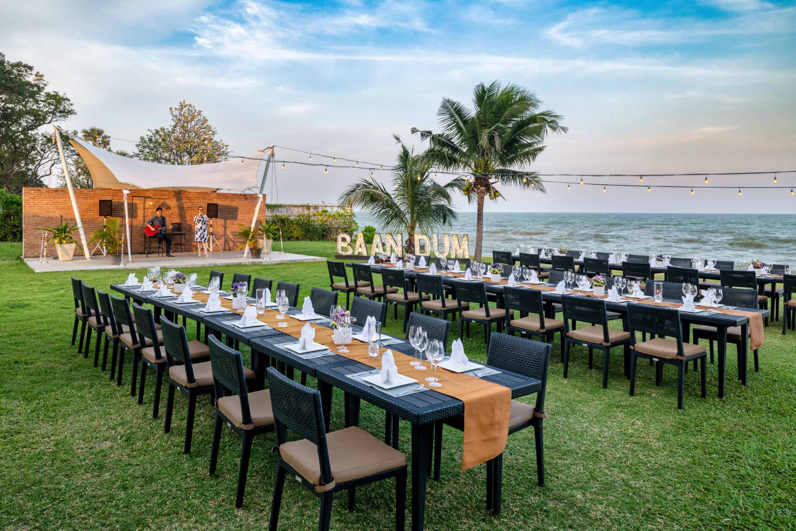 Beachfront Restaurant in Hua Hin | Baan Dum Seafood Restaurant